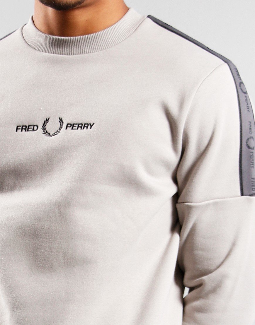 Fred Perry Taped Sleeve Sweat Concrete - Terraces Menswear